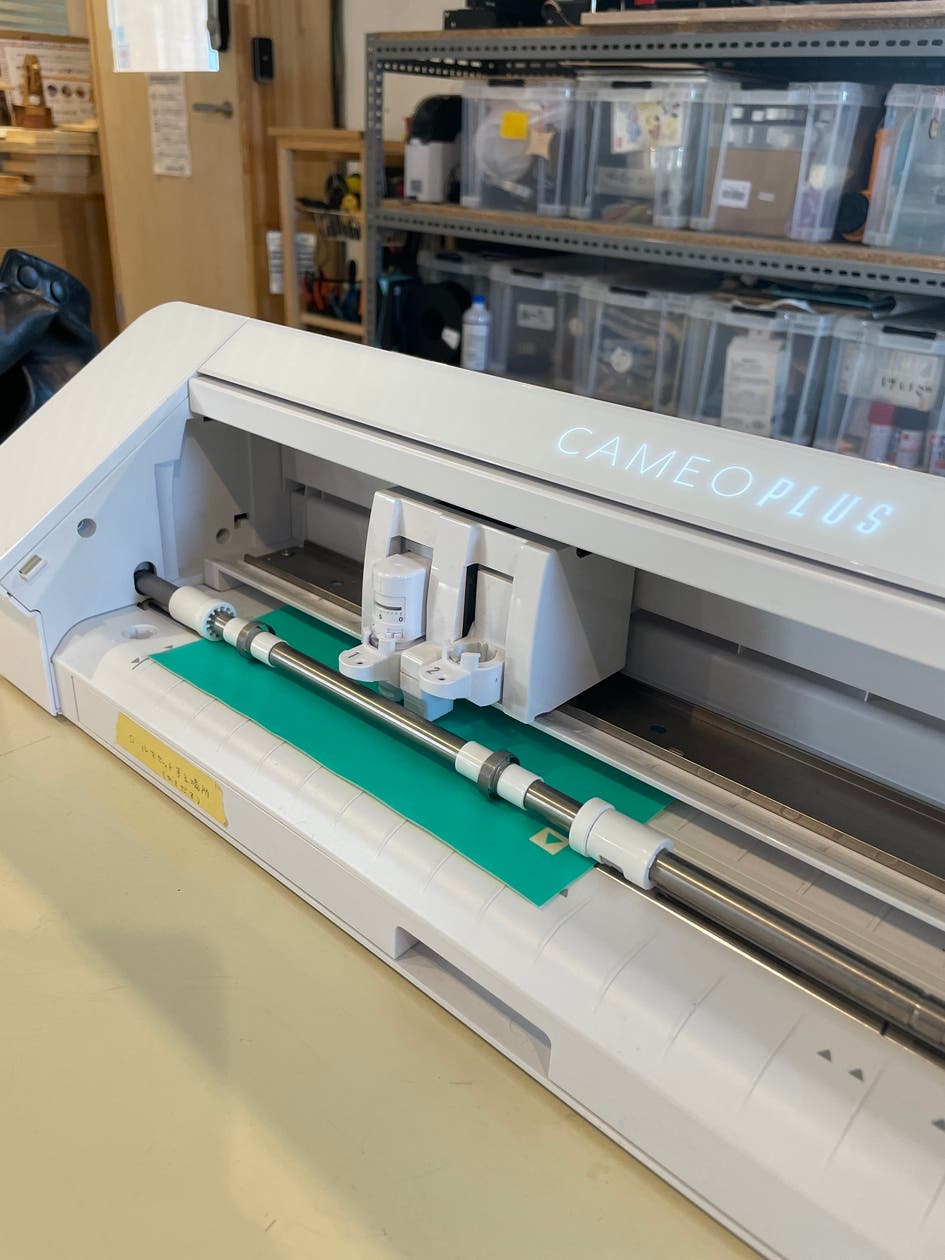 カッティングマシン（シルエットカメオ4プラス）の画像1