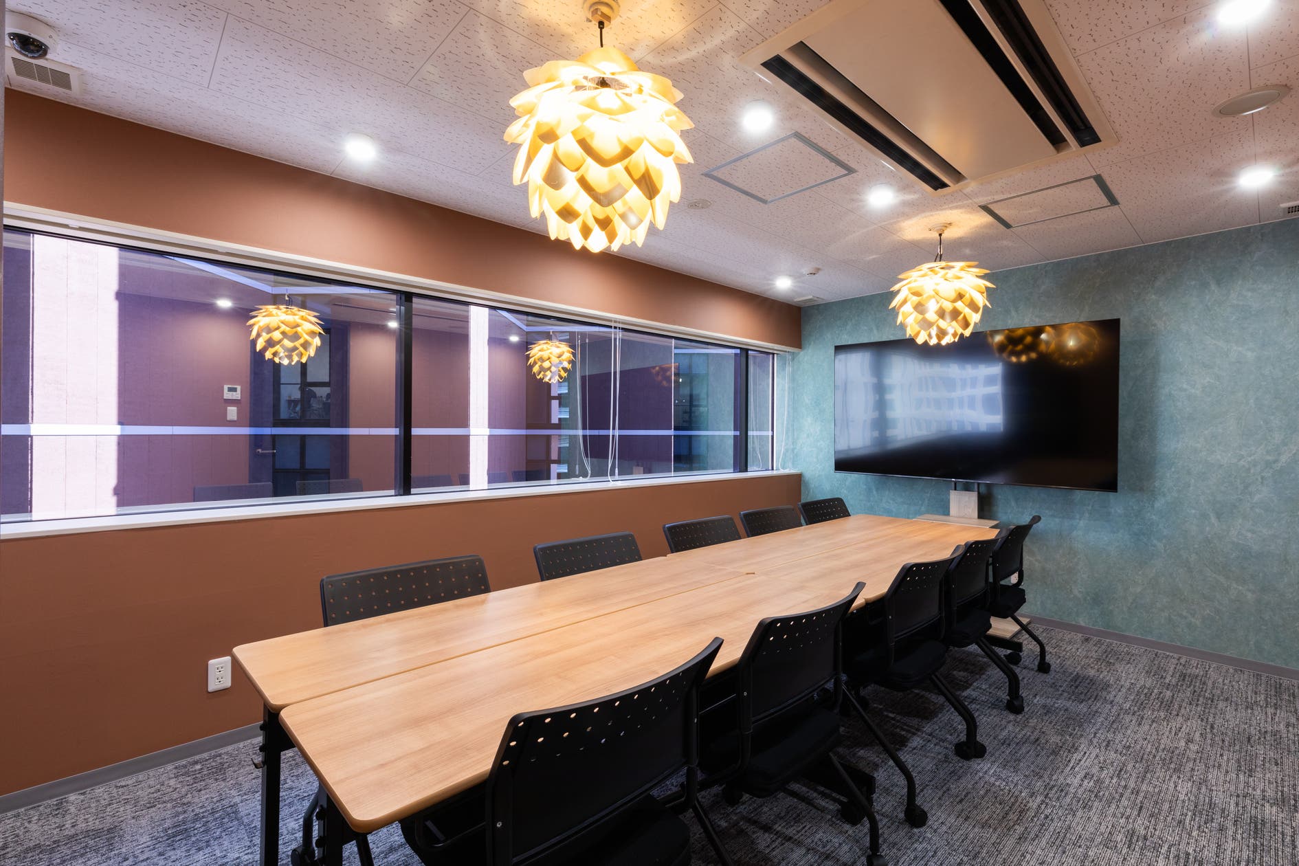 MEETING ROOM 9B【AKASAKA】💺おしゃれな会議室10名席🌟75型モニター📺WEB会議🎤Wi-Fi有🛜 の写真1