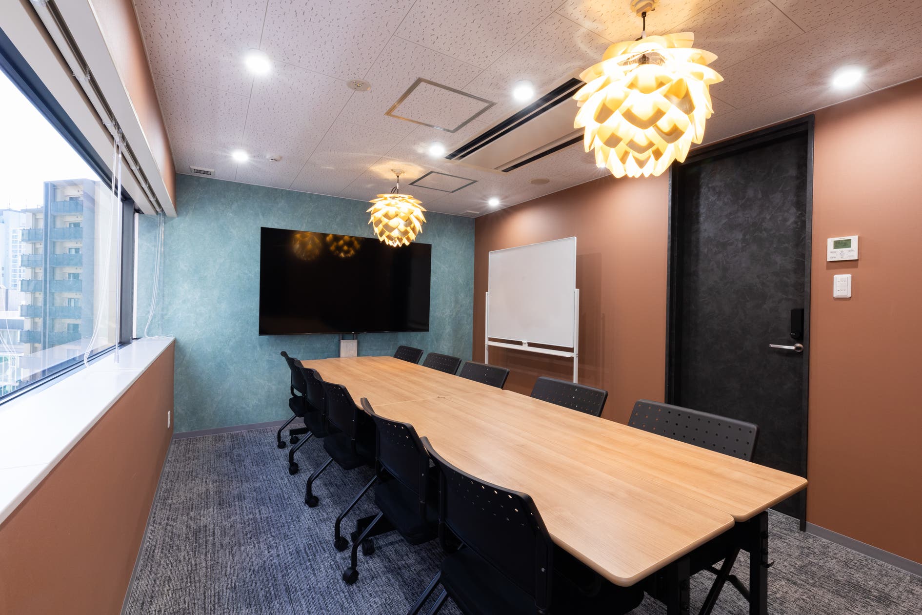 MEETING ROOM 9B【AKASAKA】💺おしゃれな会議室10名席🌟75型モニター📺WEB会議🎤Wi-Fi有🛜 の写真2
