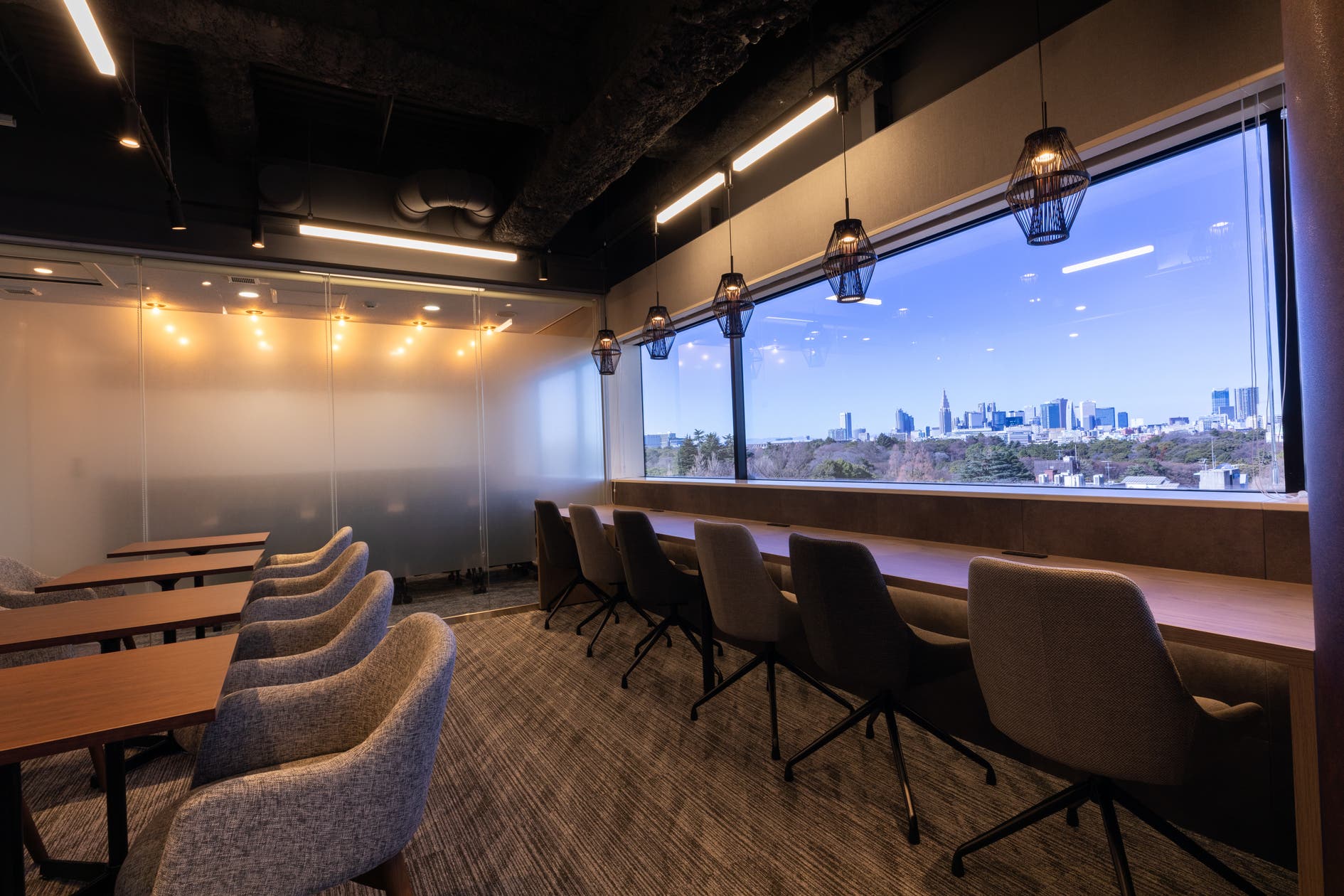 オープン席💺【AKASAKA】赤坂見附駅徒歩3分　コワーキングラウンジ 🌟電源⚡Wi-Fi🛜 リモートワーク/勉強/作業の写真3