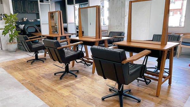 門前仲町駅4番出口より徒歩3分 窓が大きく明るい店内の1席を貸し出し/ミラーレンタル/面貸しの写真1