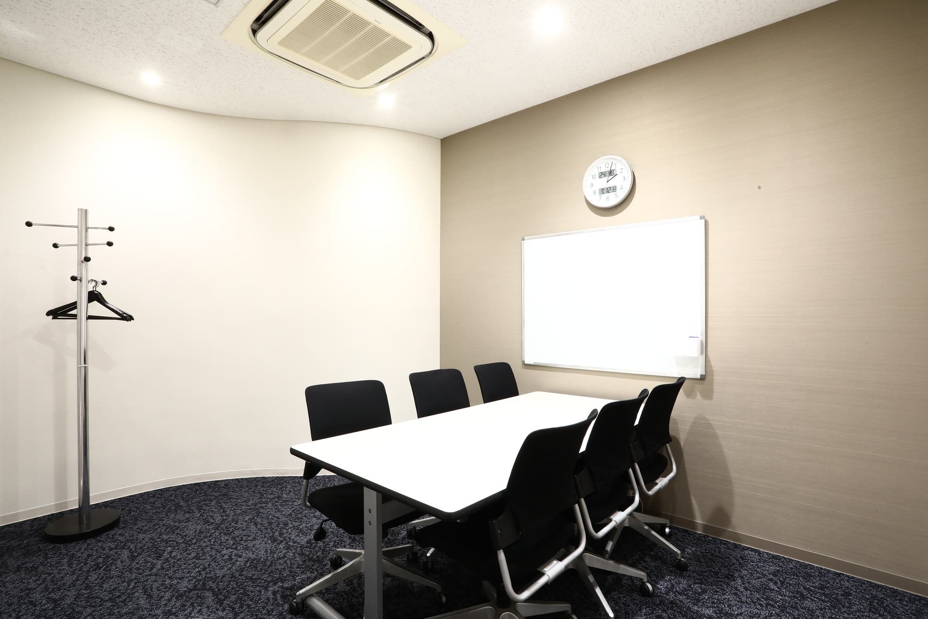 ✨駅徒歩30秒✨豊島区役所横の大型オフィスビル1階の会議室Ａの写真1