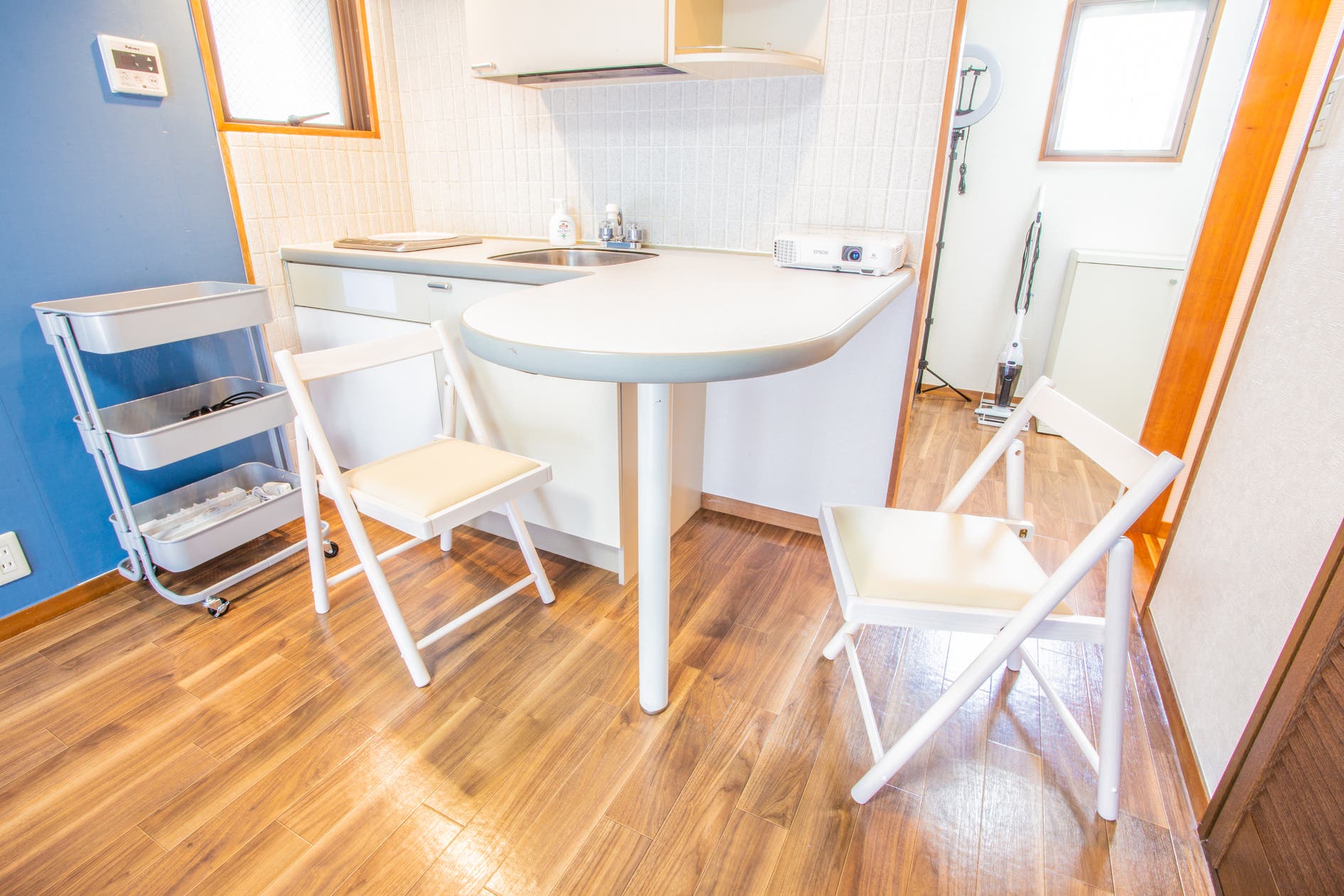 【登戸駅5分！10名利用可！】綺麗な室内！WiFi・プロジェクター・ホワイトボード全て無料！ふれあい貸し会議室 登戸Aの写真7