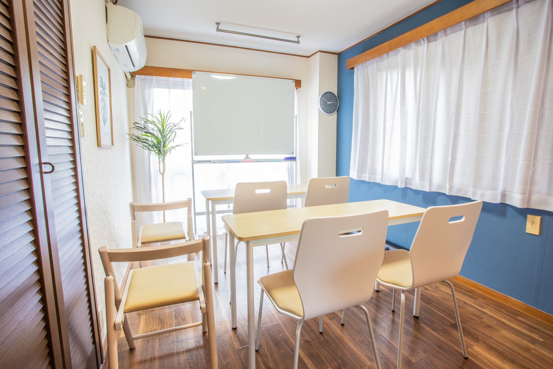 【登戸駅5分！10名利用可！】綺麗な室内！WiFi・プロジェクター・ホワイトボード全て無料！ふれあい貸し会議室 登戸Aの写真8