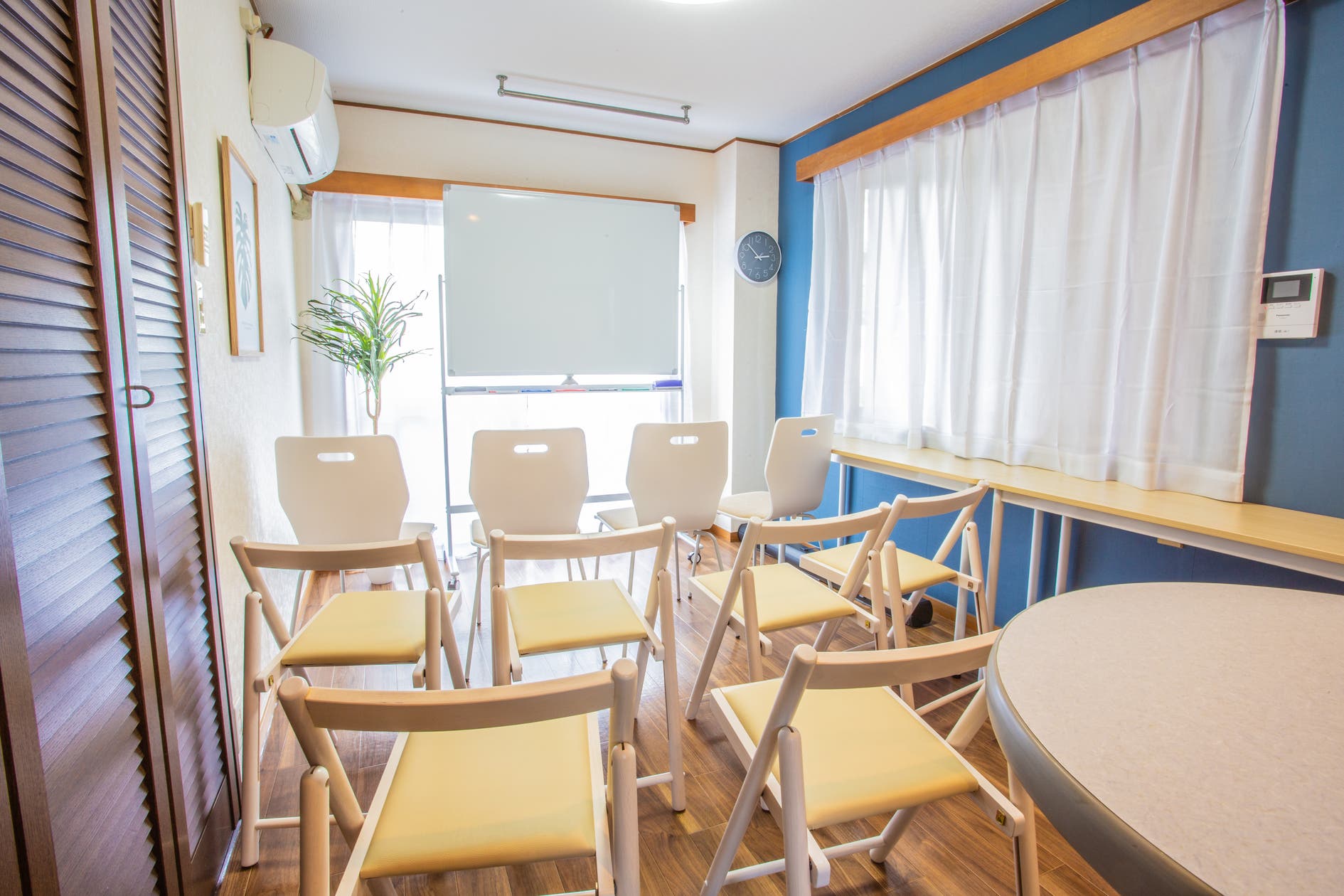 【登戸駅5分！10名利用可！】綺麗な室内！WiFi・プロジェクター・ホワイトボード全て無料！ふれあい貸し会議室 登戸Aの写真9