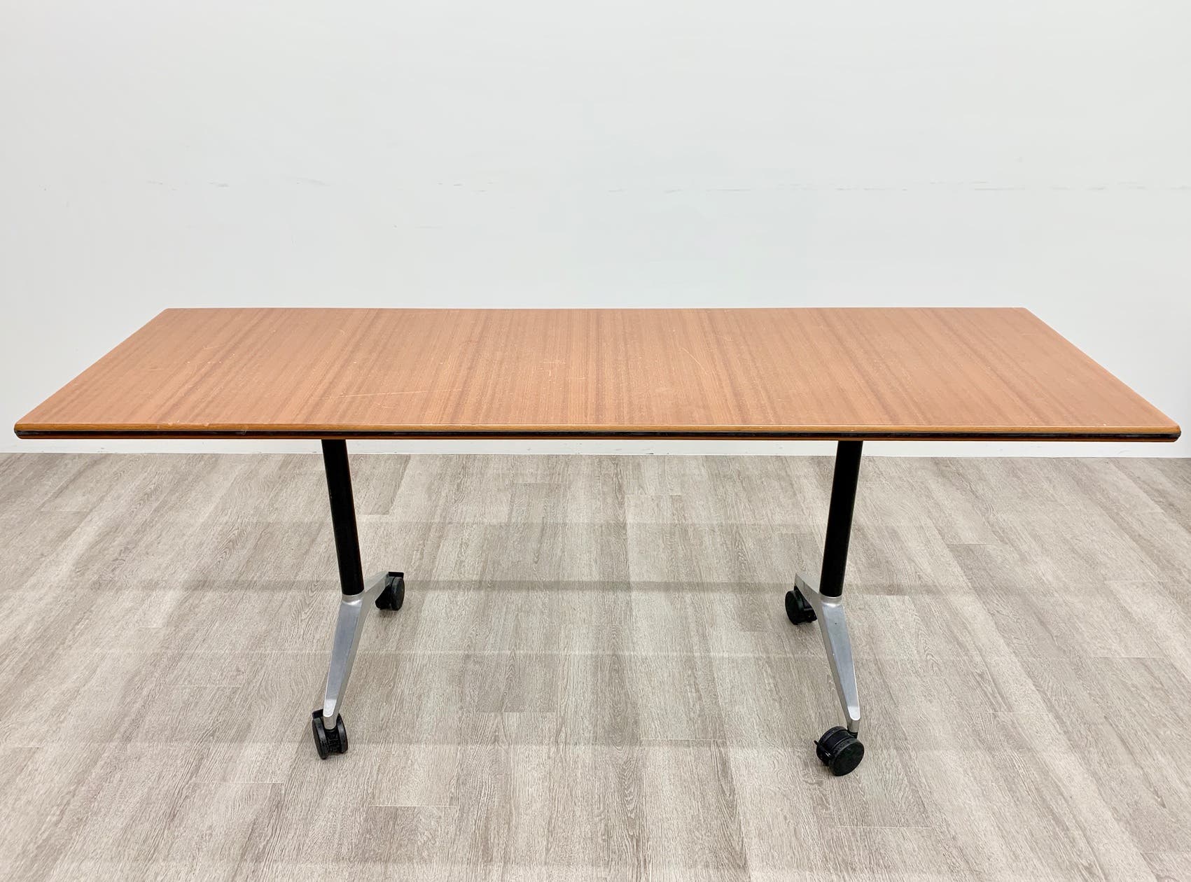 折りたたみテーブル(ロング) 幅1800×奥行600×高さ730mmの画像1