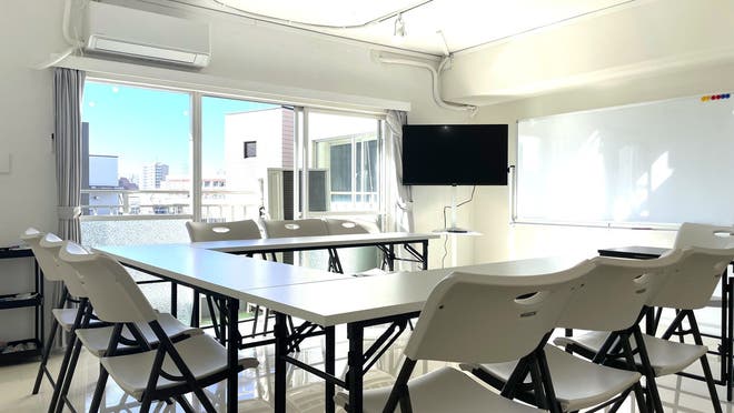 【C号室】<激安!>【新宿駅6番出口徒歩1分】駅近の貸会議室・セミナールームです!!の写真2