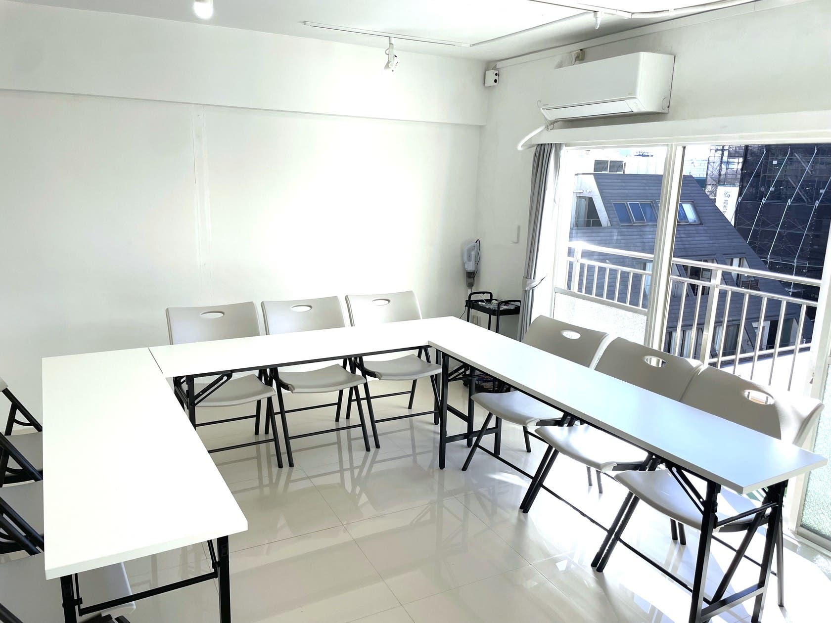 【C号室】＜激安！＞【新宿駅6番出口徒歩1分】駅近の貸会議室・セミナールームです！！の写真9