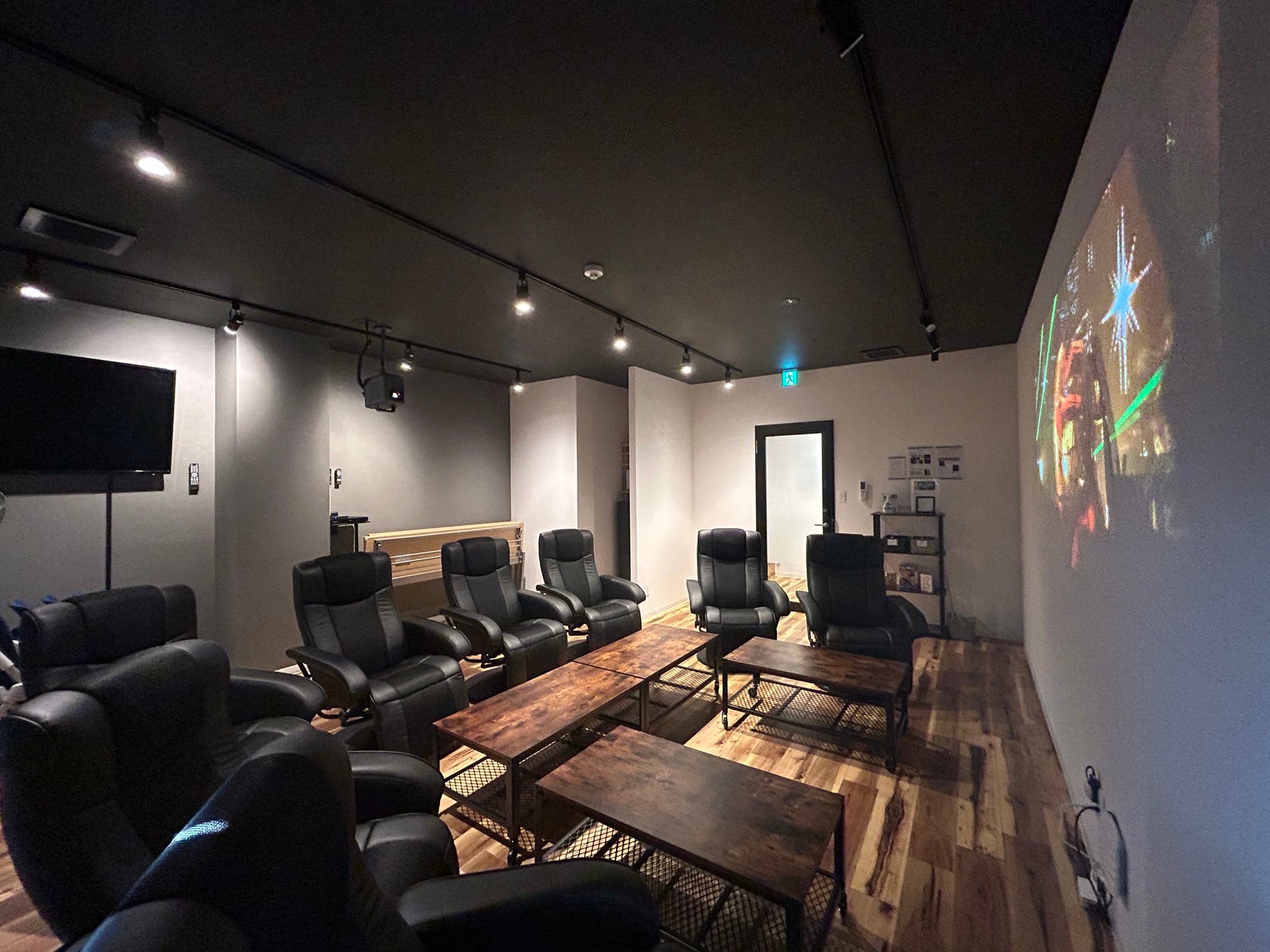 ■F：【映画鑑賞デート💗・打ち上げパーティー🌟・セミナーや会議🎦】140インチの大迫力スクリーン📸完備の完全個室✨最大18名の写真10