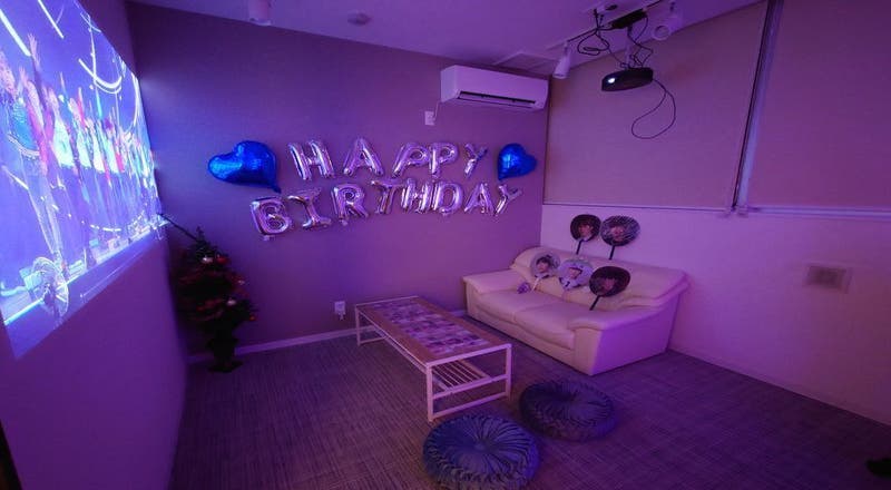■E：【女子会💗・推し活🌟・個室でeスポーツ🎮】90インチのプロジェクター📸とハイスペックPC💻完備の完全個室✨