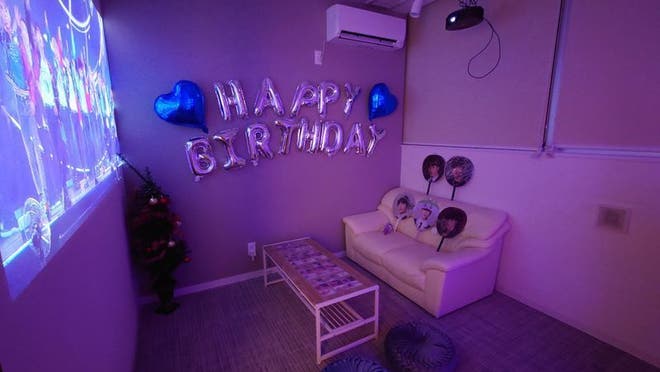 ■E:【女子会💗・推し活🌟・個室でeスポーツ🎮】90インチのプロジェクター📸とハイスペックPC💻完備の完全個室✨最大7名の写真1