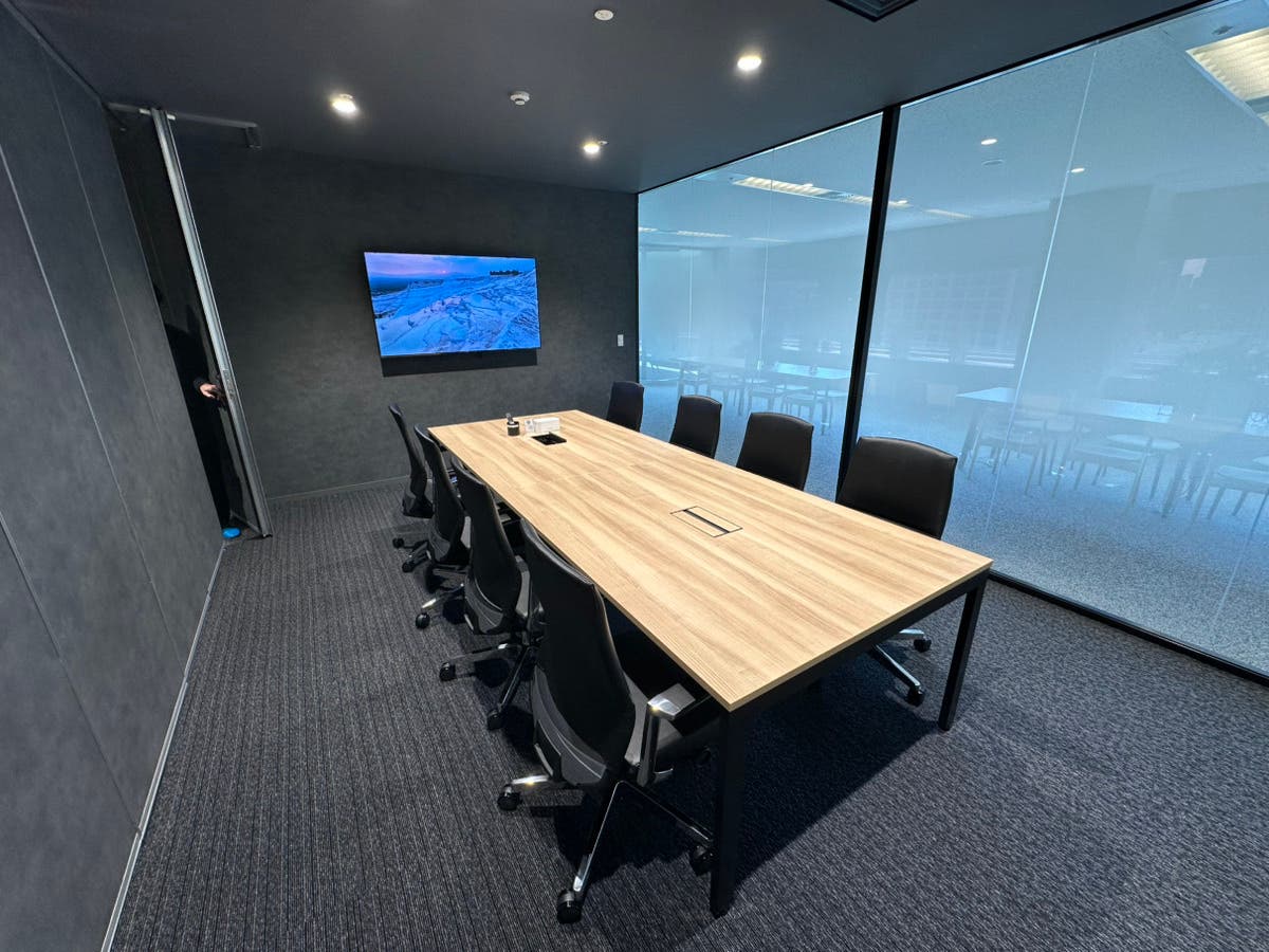 <芝浦ふ頭駅徒歩3分｜8名用会議室B>65インチの大型モニター完備◎会議やワークショップに最適✨二面採光の明るい会議室！の写真6