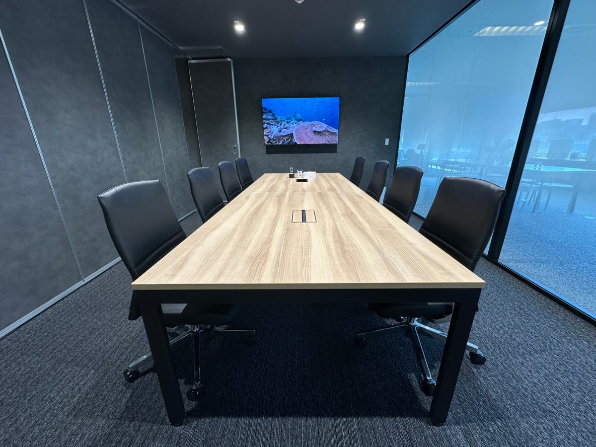<芝浦ふ頭駅徒歩3分｜8名用会議室B>65インチの大型モニター完備◎会議やワークショップに最適✨二面採光の明るい会議室！の写真4