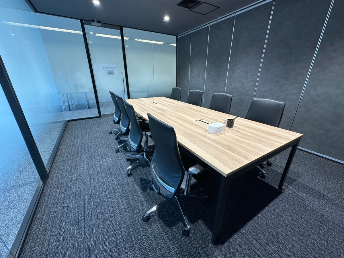 <芝浦ふ頭駅徒歩3分｜8名用会議室B>65インチの大型モニター完備◎会議やワークショップに最適✨二面採光の明るい会議室！の写真5