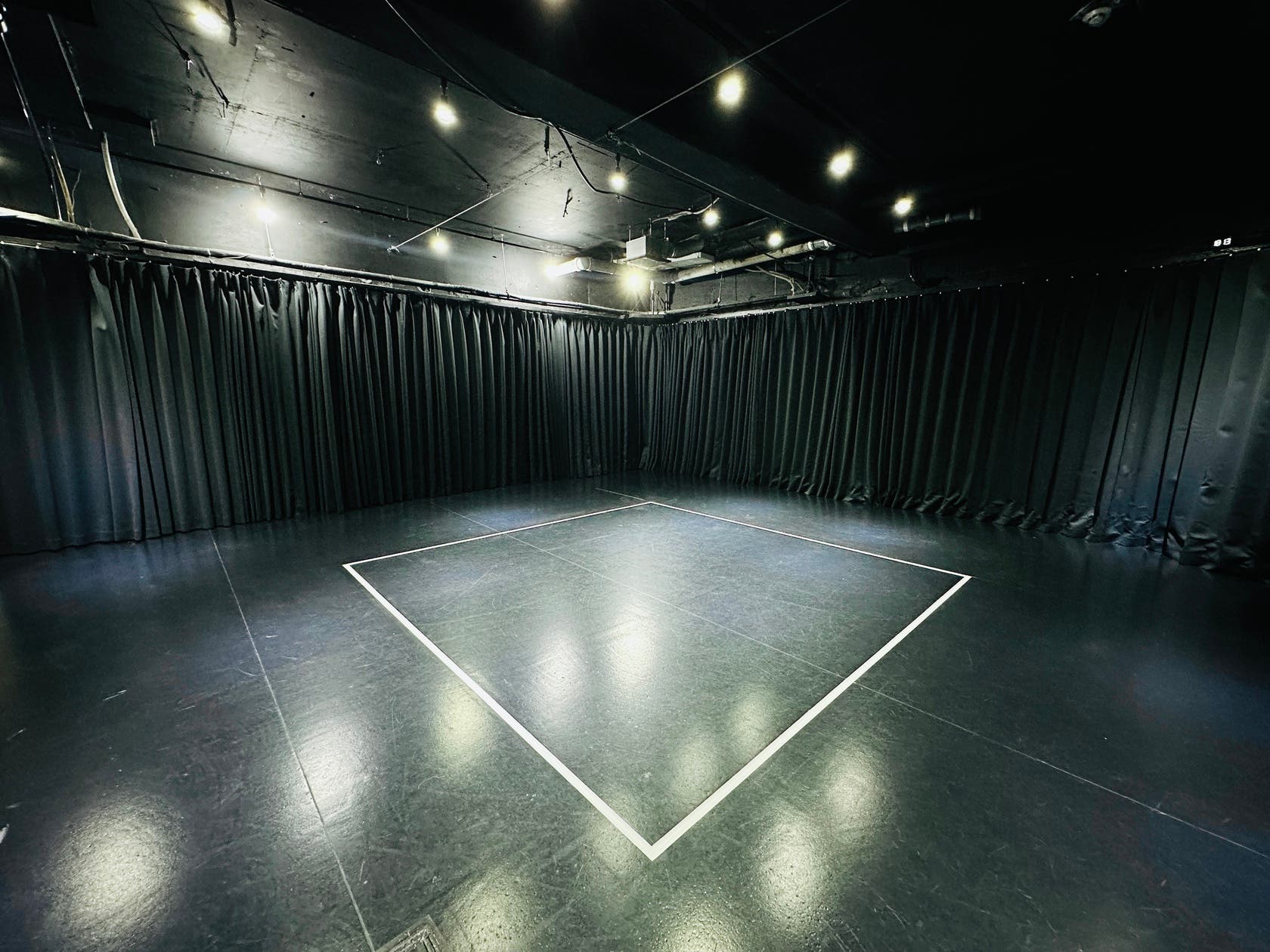 🏆2024年ベストホスト賞受賞🏆【駅徒歩1分】黒とコンクリートのインダストリアルなスタジオ・撮影スペース📸ダンス/Youtubeの写真4