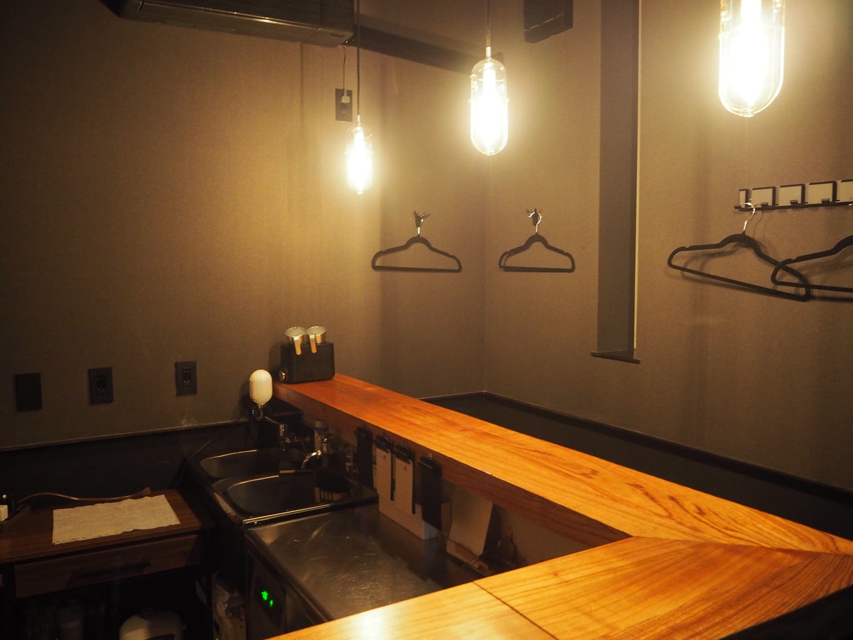 【住吉駅徒歩3分】黒を基調としたおしゃれな立ち飲みスペースを貸し出し！【隠れ家bar】の写真2