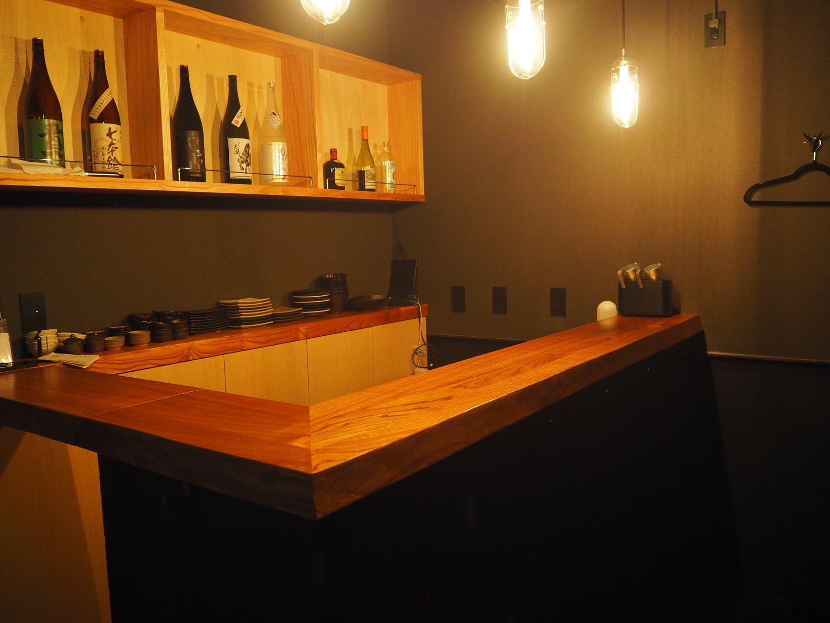 【住吉駅徒歩3分】黒を基調としたおしゃれな立ち飲みスペースを貸し出し！【隠れ家bar】の写真1