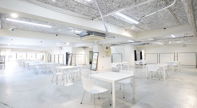 【5F-ワンフロア】300㎡の広さで自然光が窓からたっぷり差し込む、日当たり良好の明るい撮影スタジオ。【大阪市中央区】