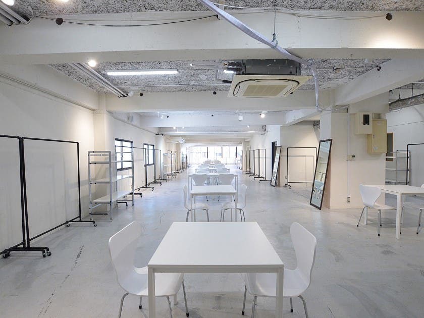 【5F-ワンフロア】300㎡の広さで自然光が窓からたっぷり差し込む、日当たり良好の明るい撮影スタジオ。【大阪市中央区】の写真2