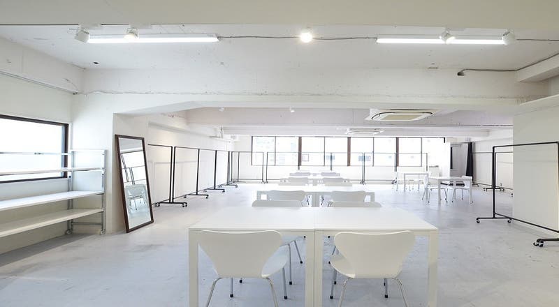 【5F-501】南向きの窓から自然光がたっぷり差し込む、日当たり良好の明るい撮影スタジオ。【大阪市中央区】