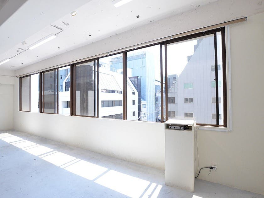 【5F-501】南向きの窓から自然光がたっぷり差し込む、日当たり良好の明るい撮影スタジオ。【大阪市中央区】の写真5