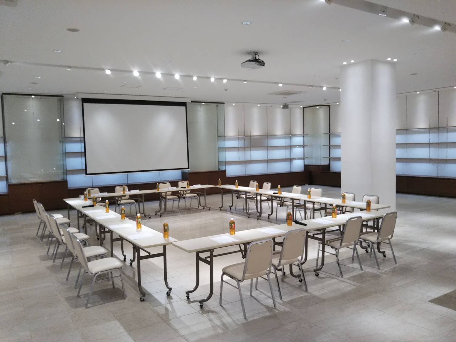 Ａ面（中ホール）　広さ２１４㎡(６５坪)、天井高3.5ｍの開放的なスペースです。の写真5