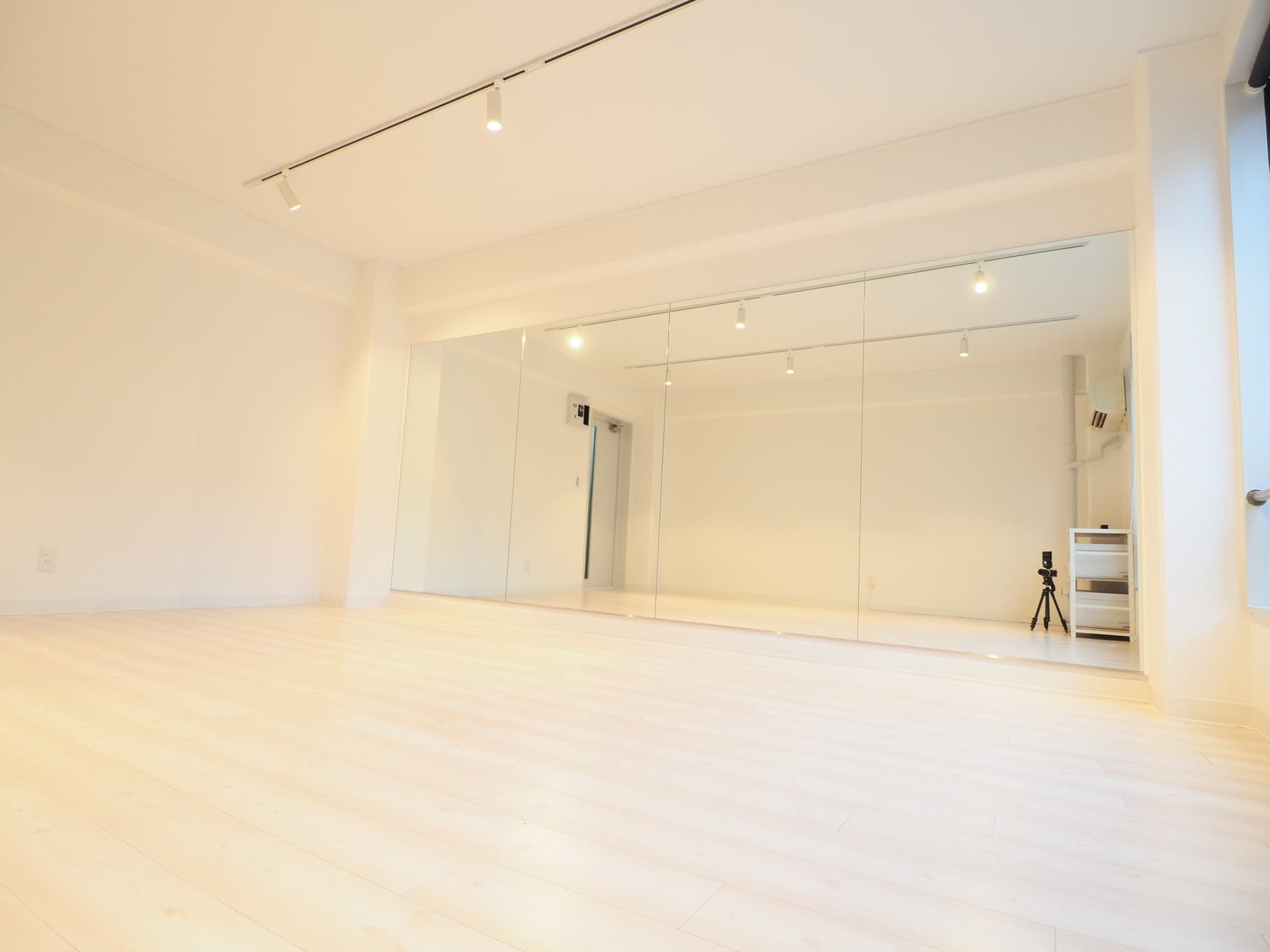 【ジャンプ・楽器OK】平日1280円✨LEDライト✨少人数の練習に最適✨大型鏡の写真2