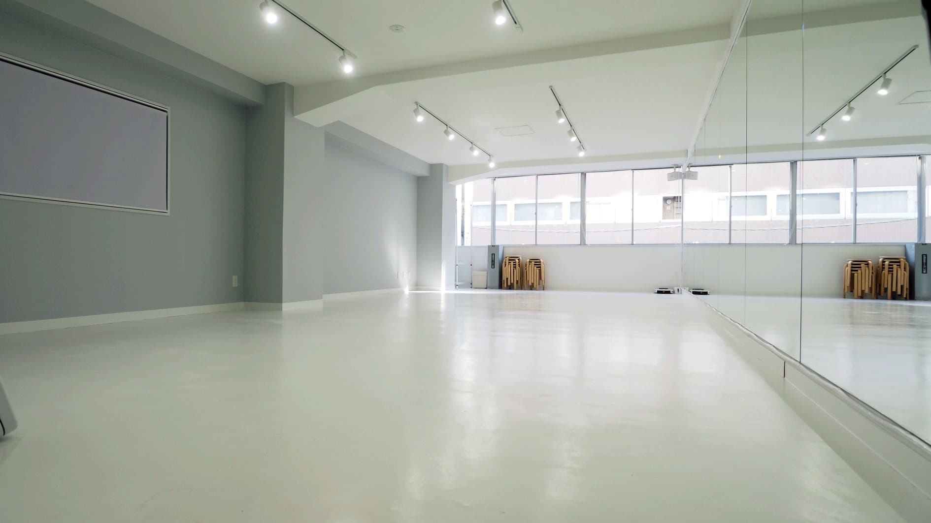 レッスンに最適✨バレエバー・更衣スペース完備！広々50㎡✨2500円/時間の写真3