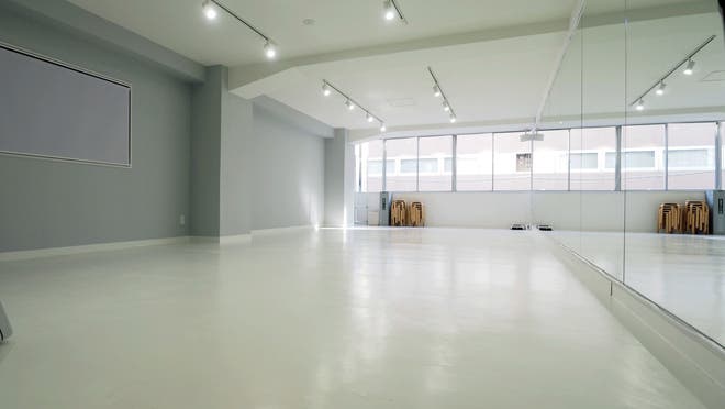 レッスンに最適✨バレエバー・更衣スペース完備!広々50㎡✨2500円/時間の写真3