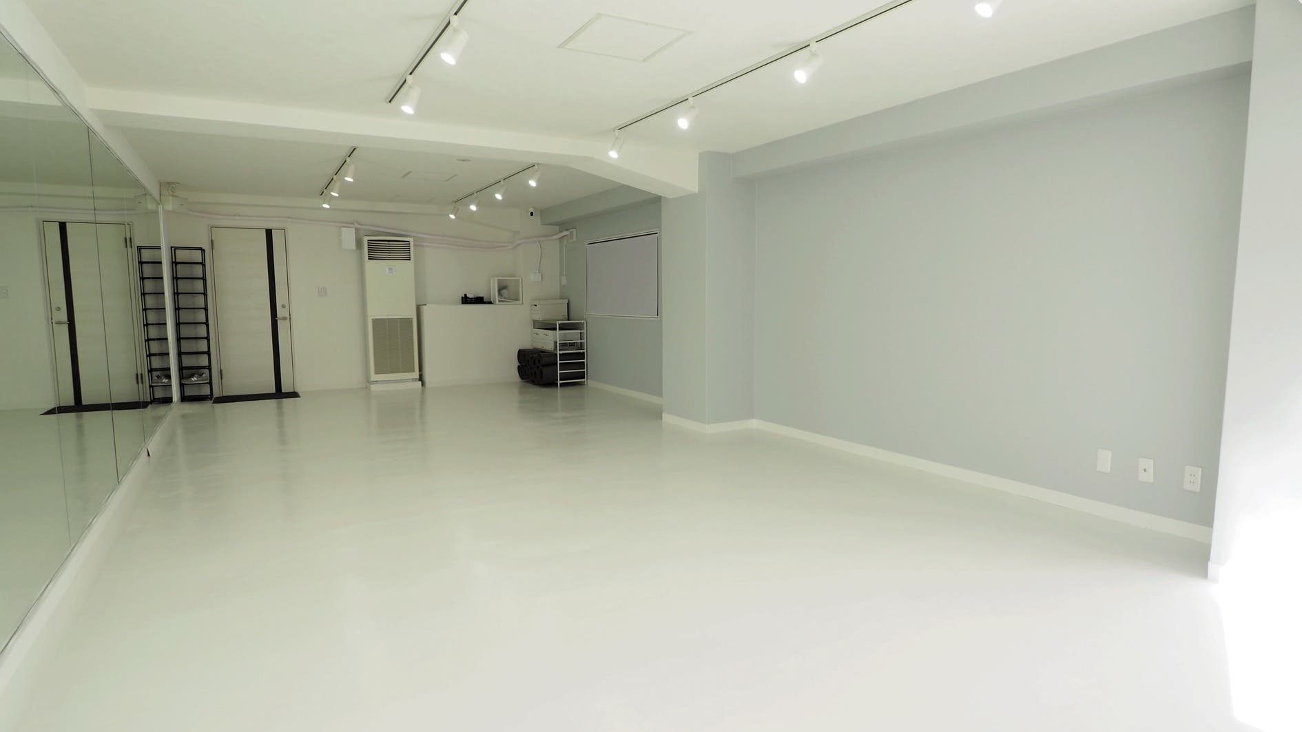 レッスンに最適✨バレエバー・更衣スペース完備！広々50㎡✨2500円/時間の写真4