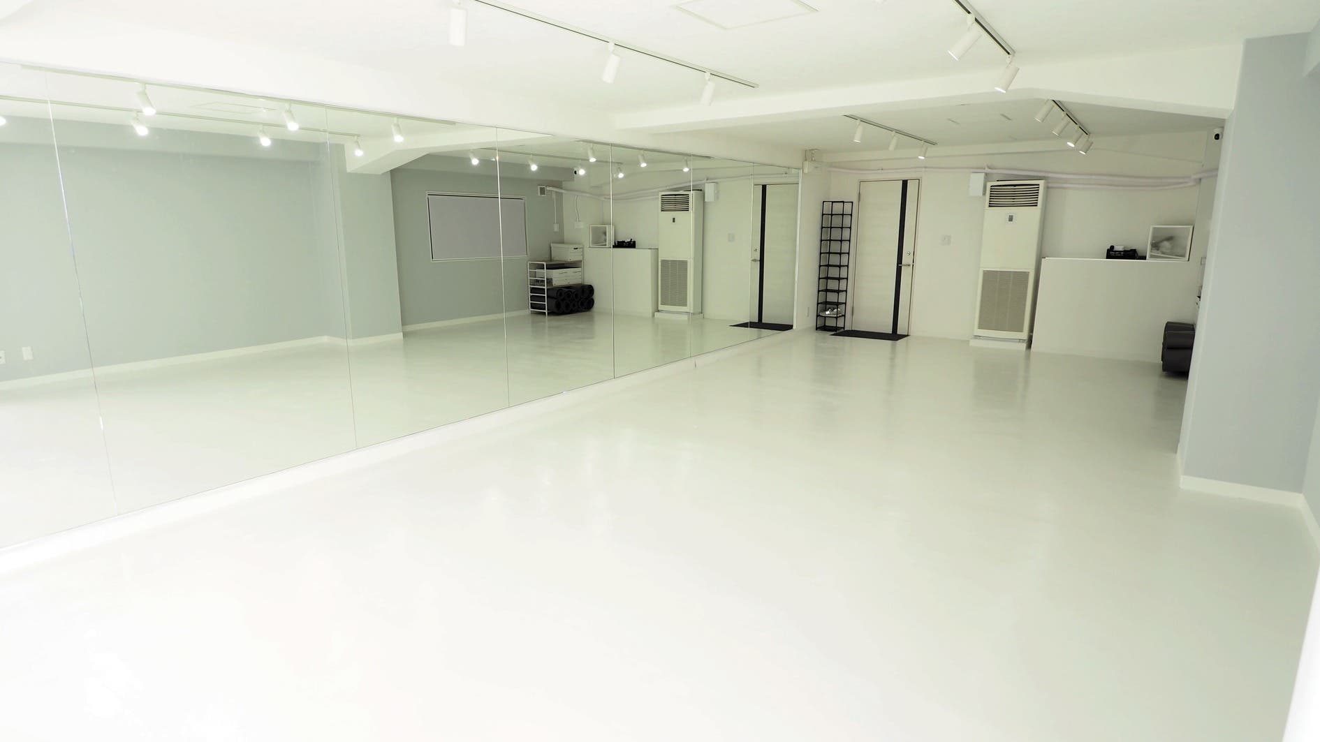 レッスンに最適✨バレエバー・更衣スペース完備！広々50㎡✨2500円/時間の写真5