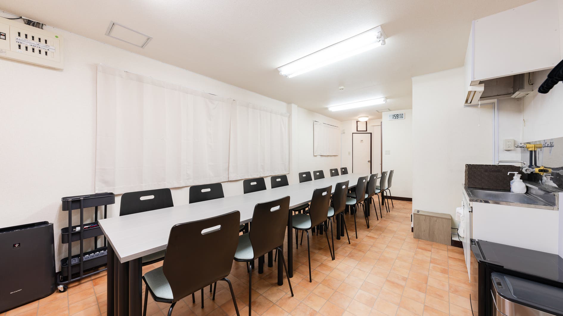 【池袋駅西口30秒】光回線高速WiFi、モニター・ホワイトボード完備☆1日1回スタッフ完全清掃の会議室の写真5