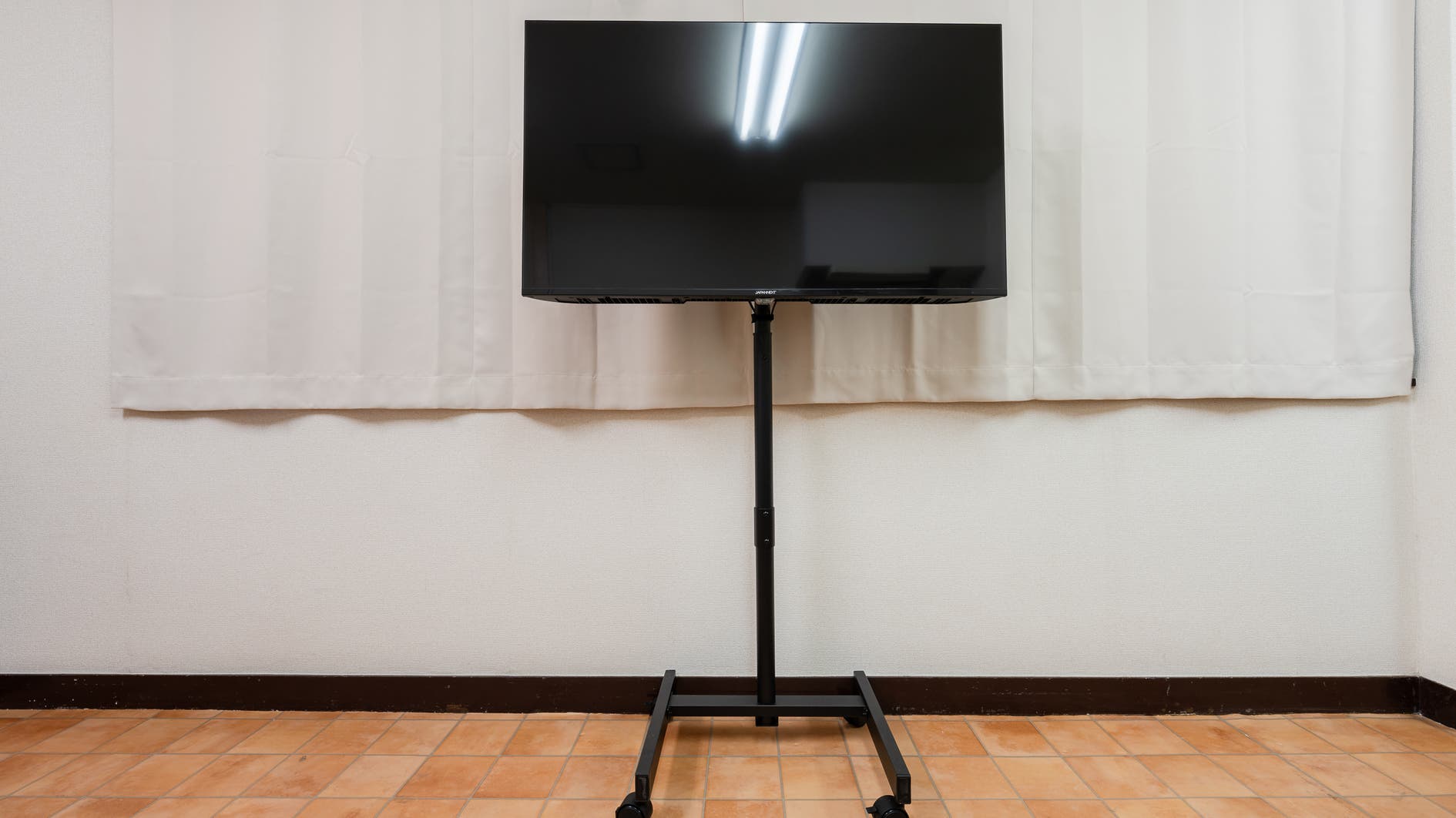 【池袋駅西口30秒】光回線高速WiFi、モニター・ホワイトボード完備☆1日1回スタッフ完全清掃の会議室の写真6