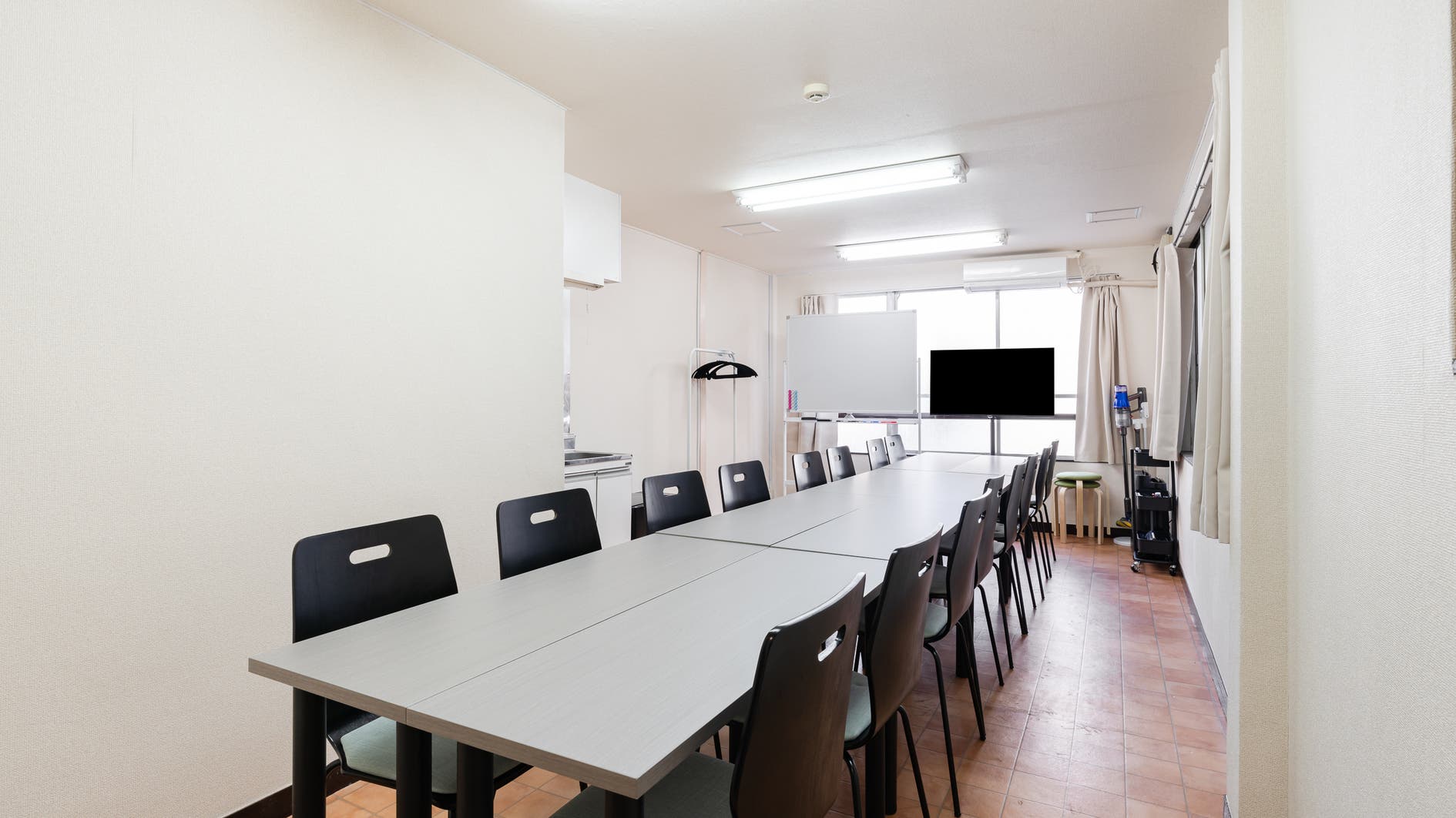 【池袋駅西口30秒】光回線高速WiFi、モニター・ホワイトボード完備☆1日1回スタッフ完全清掃の会議室の写真25