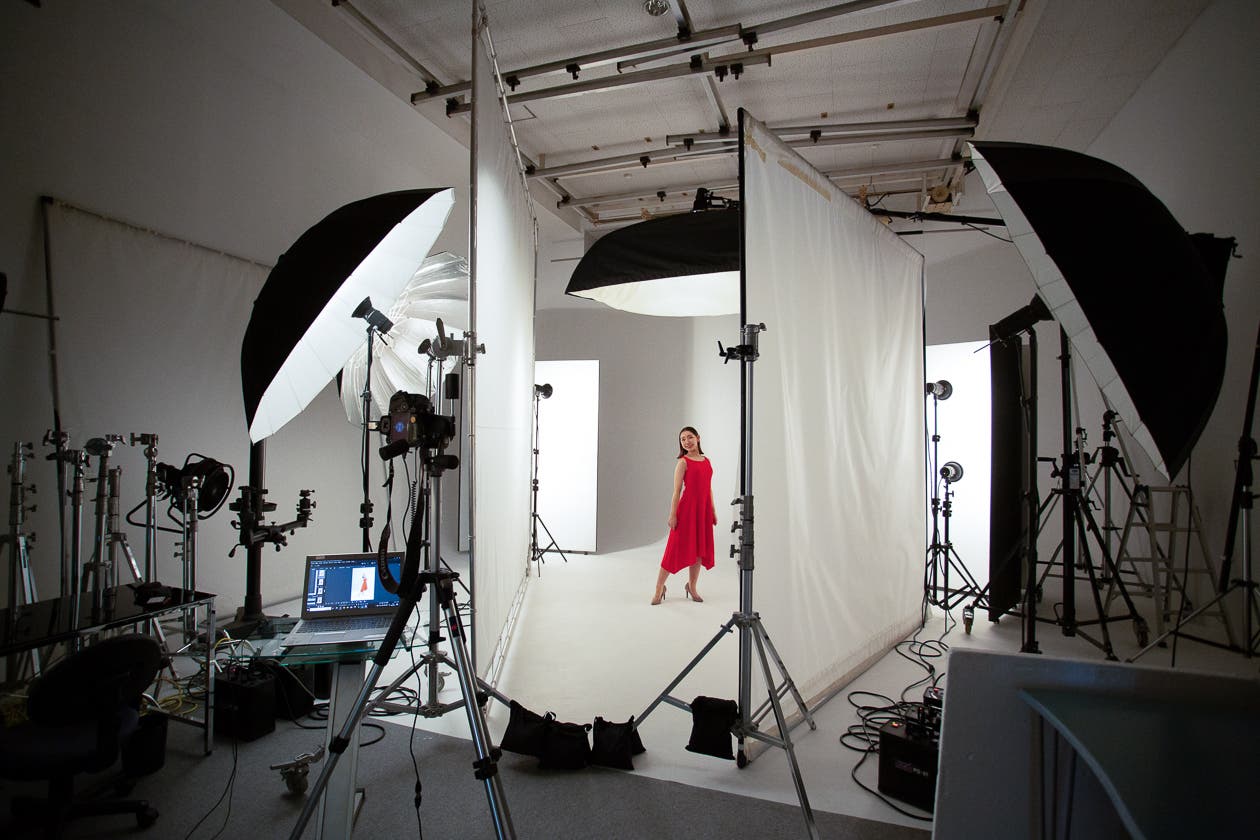 仙台駅から車で8分、薬師堂駅から徒歩14分。スタジオ内にベランダあり内部を撮影できます。撮影機材が使い放題の写真スタジオです。の写真1