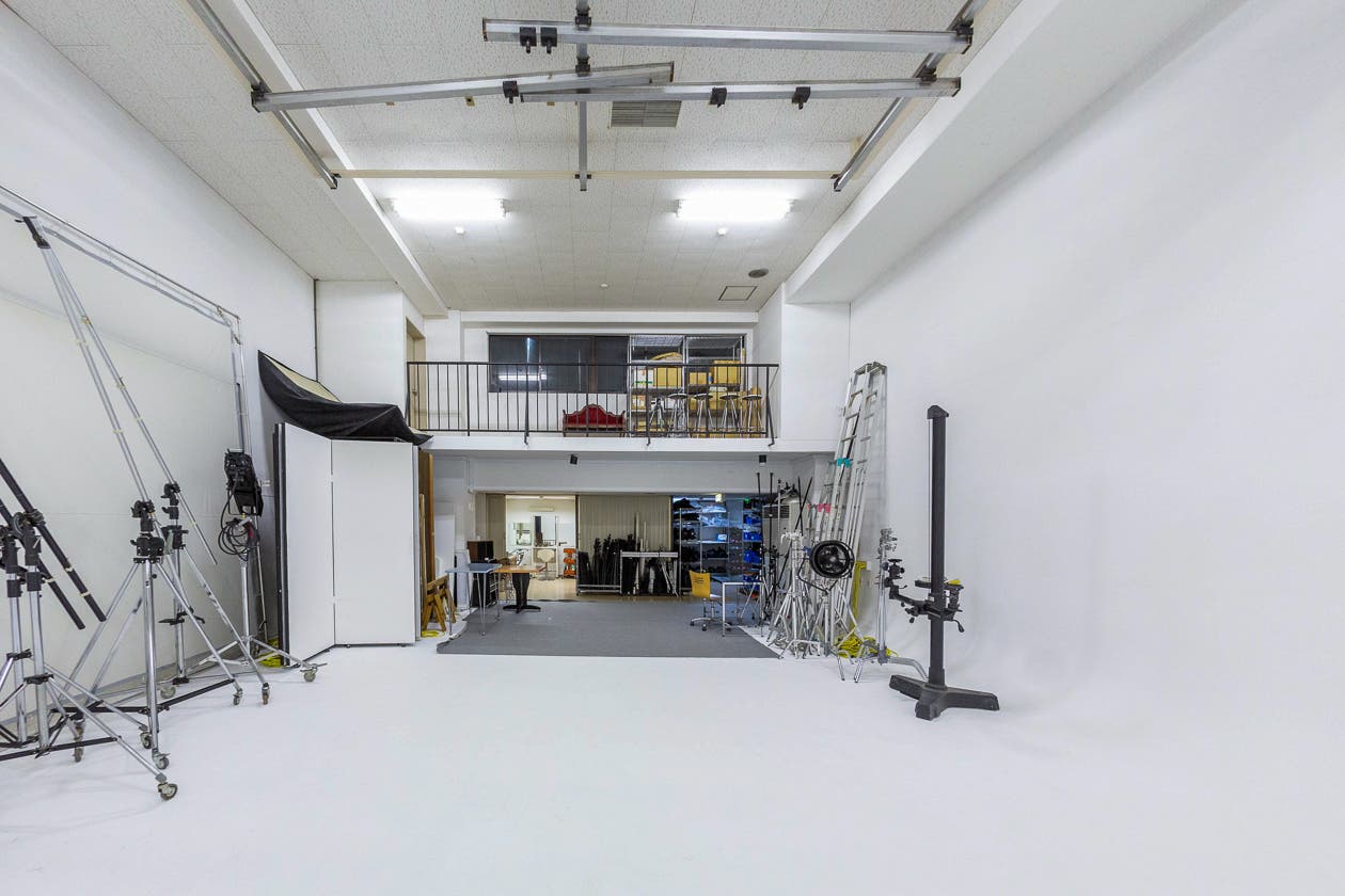 仙台駅から車で8分、薬師堂駅から徒歩14分。スタジオ内にベランダあり内部を撮影できます。撮影機材が使い放題の写真スタジオです。の写真4