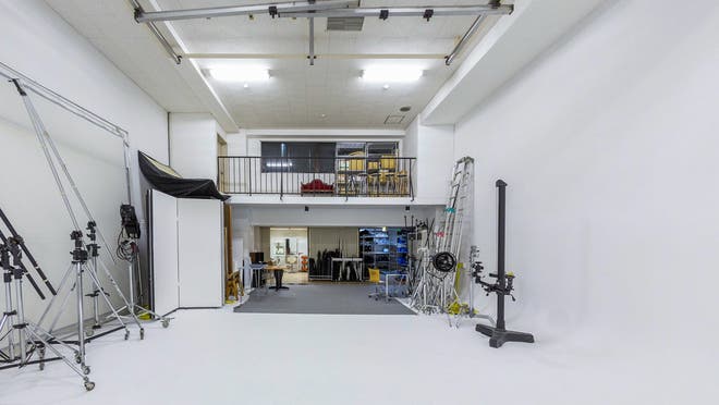 仙台駅から車で8分、薬師堂駅から徒歩14分。スタジオ内にベランダあり内部を撮影できます。撮影機材が使い放題の写真スタジオです。の写真4