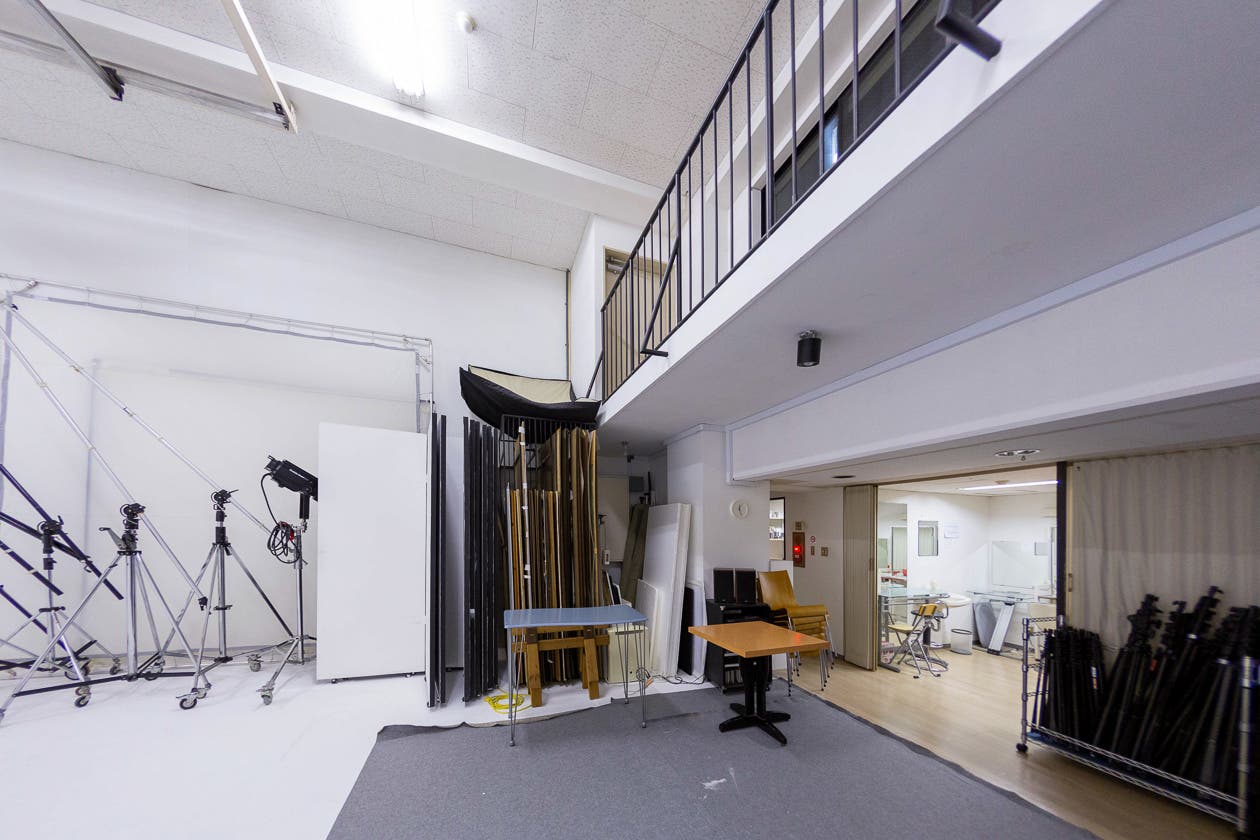 仙台駅から車で8分、薬師堂駅から徒歩14分。スタジオ内にベランダあり内部を撮影できます。撮影機材が使い放題の写真スタジオです。の写真6
