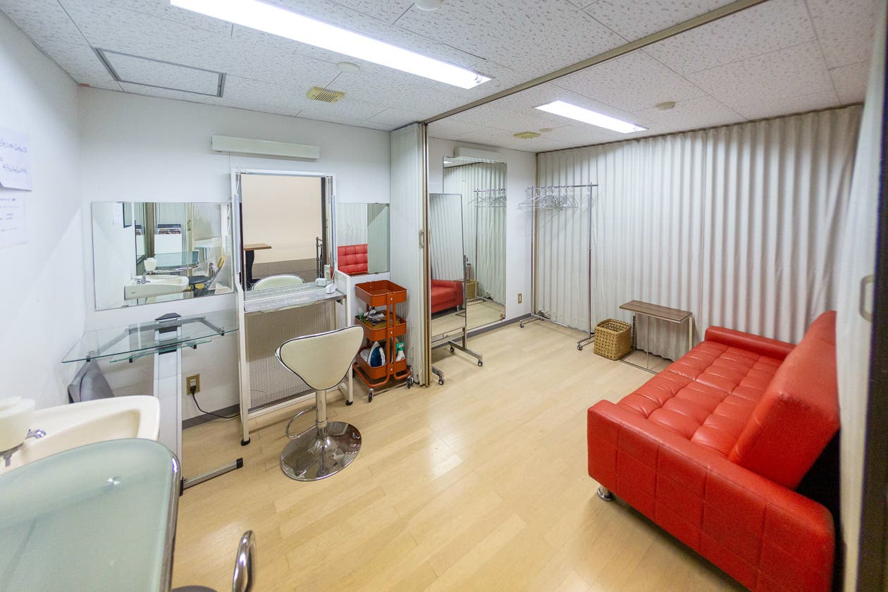 仙台駅から車で8分、薬師堂駅から徒歩14分。スタジオ内にベランダあり内部を撮影できます。撮影機材が使い放題の写真スタジオです。の写真7