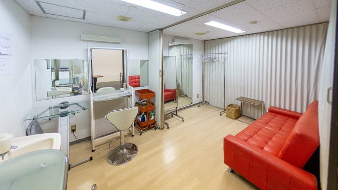 仙台駅から車で8分、薬師堂駅から徒歩14分。スタジオ内にベランダあり内部を撮影できます。撮影機材が使い放題の写真スタジオです。の写真7