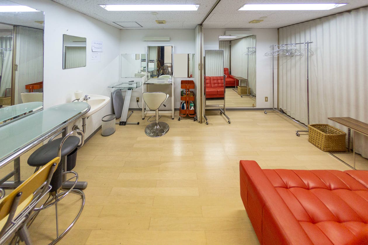 仙台駅から車で8分、薬師堂駅から徒歩14分。スタジオ内にベランダあり内部を撮影できます。撮影機材が使い放題の写真スタジオです。の写真8