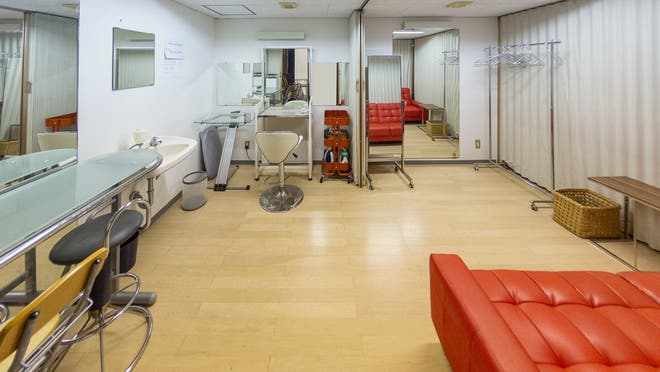 仙台駅から車で8分、薬師堂駅から徒歩14分。スタジオ内にベランダあり内部を撮影できます。撮影機材が使い放題の写真スタジオです。の写真8