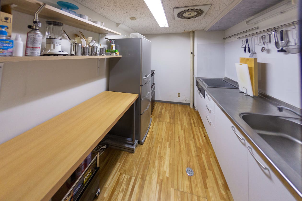 仙台駅から車で8分、薬師堂駅から徒歩14分。スタジオ内にベランダあり内部を撮影できます。撮影機材が使い放題の写真スタジオです。の写真9