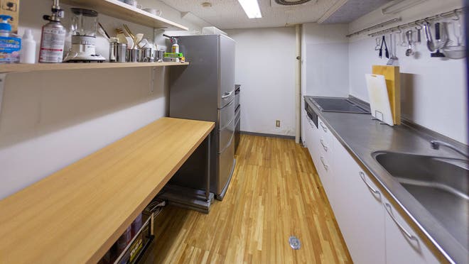 仙台駅から車で8分、薬師堂駅から徒歩14分。スタジオ内にベランダあり内部を撮影できます。撮影機材が使い放題の写真スタジオです。の写真9