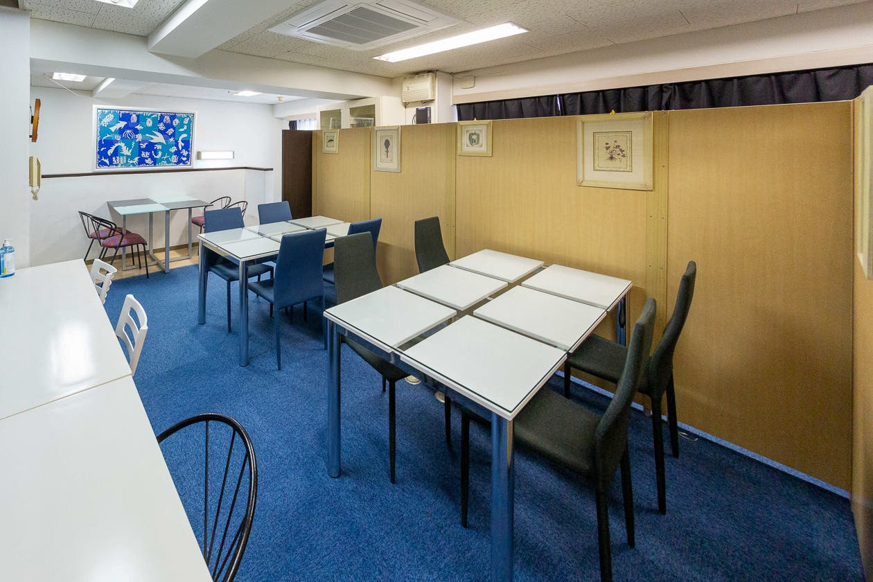 仙台駅から車で8分、薬師堂駅から徒歩14分。スタジオ内にベランダあり内部を撮影できます。撮影機材が使い放題の写真スタジオです。の写真11