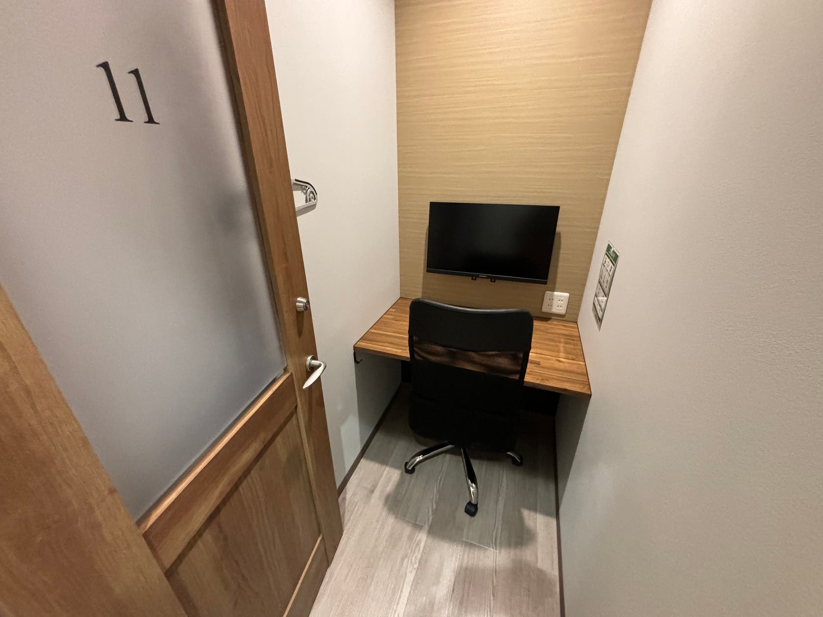 【蒲田駅徒歩1分】1時間660円！モニター付き1名用完全個室（ブース11）の写真1