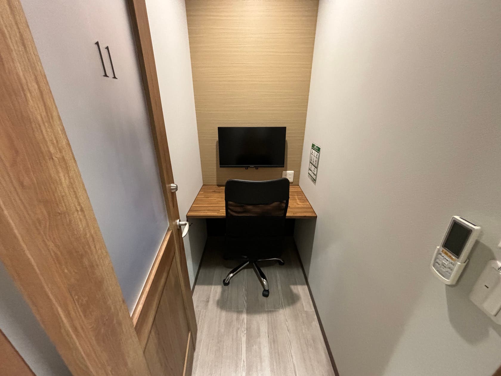 【蒲田駅徒歩1分】1時間660円！モニター付き1名用完全個室（ブース11）の写真2
