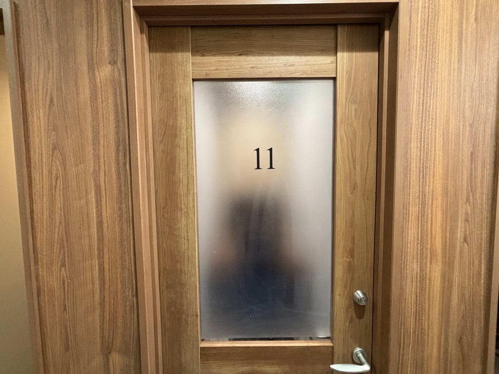 【蒲田駅徒歩1分】1時間660円！モニター付き1名用完全個室（ブース11）の写真3