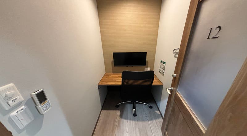 【蒲田駅徒歩1分】モニター付き1名用完全個室（ブース12）