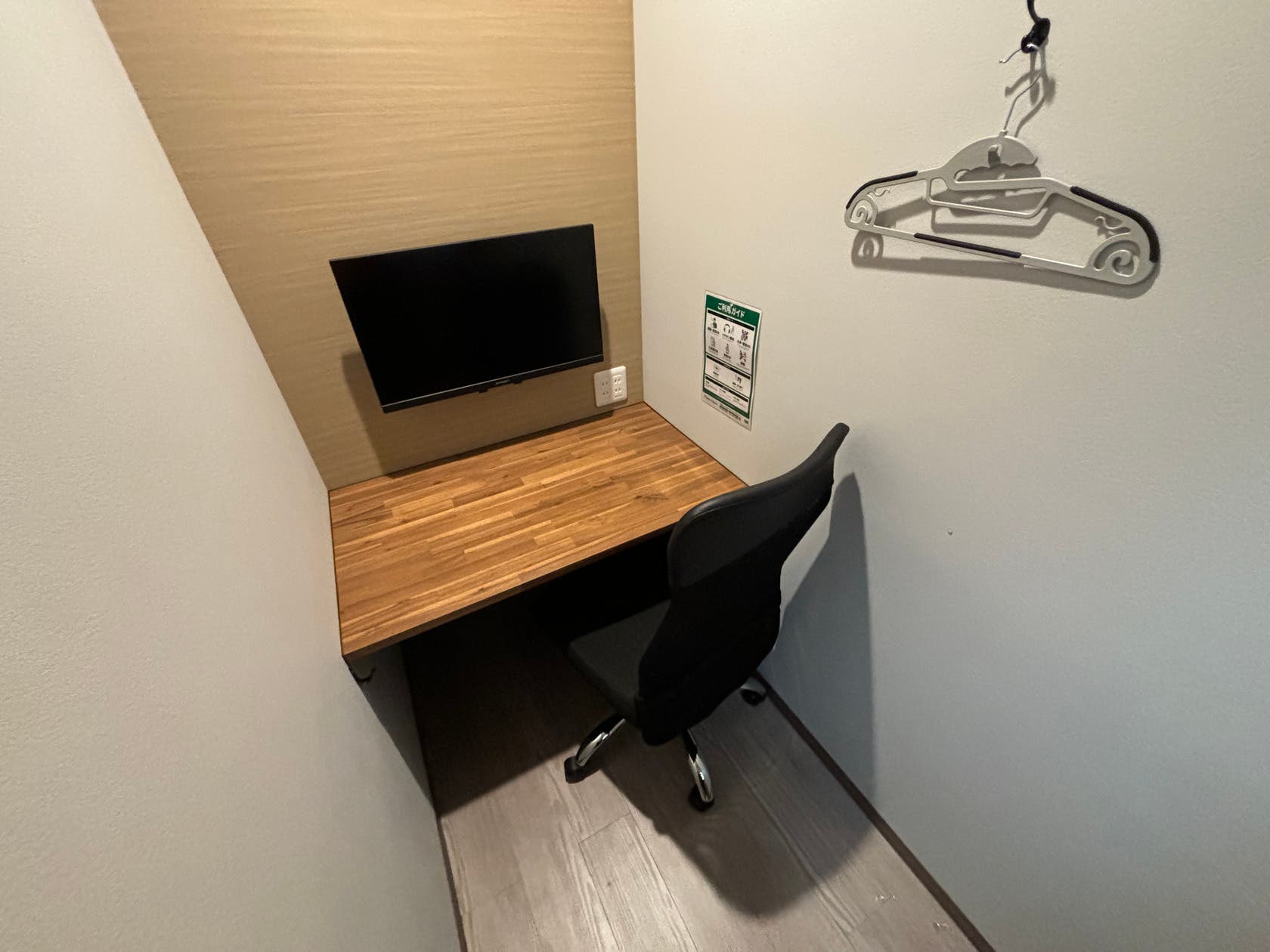 【蒲田駅徒歩1分】1時間660円！モニター付き1名用完全個室（ブース12）の写真2